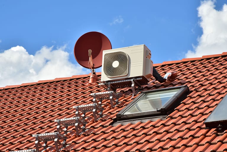 Wärmepumpe auf dem Dach: Montage, Kosten & Erfahrungen